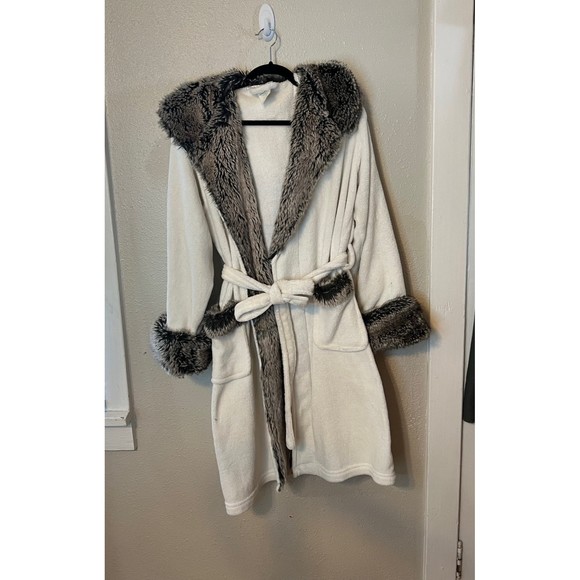 Pottery Barn | Intimates & Sleepwear | Pottery Barn White Faux Fur Trim ...